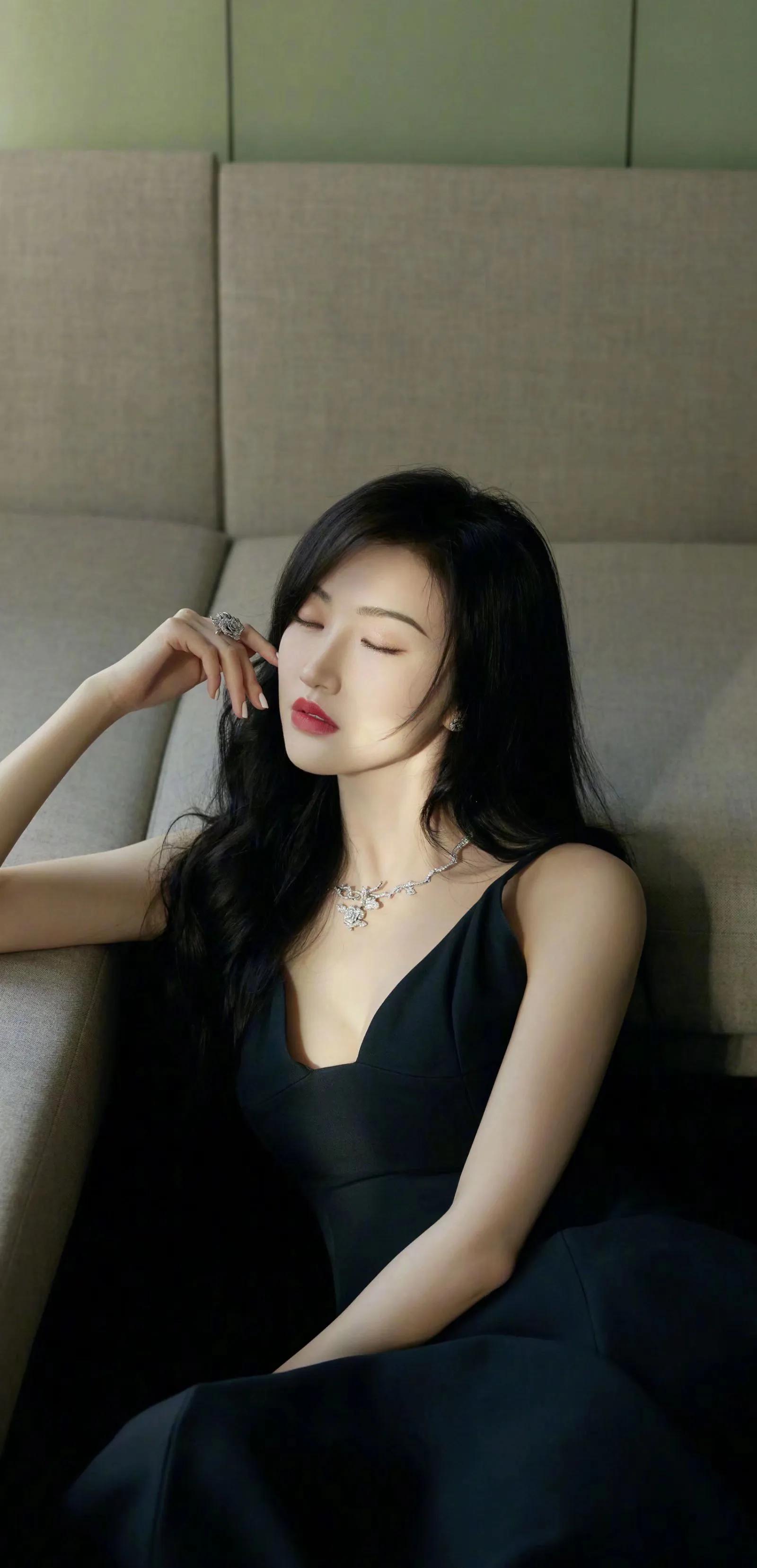 Beautiful female star wallpaper - iNEWS