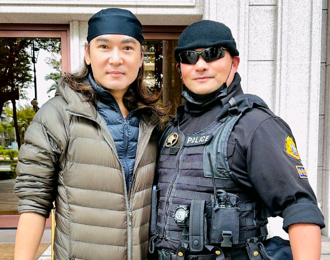 55-year-old Jiao Enjun's recent situation exposure: long hair, shawl ...