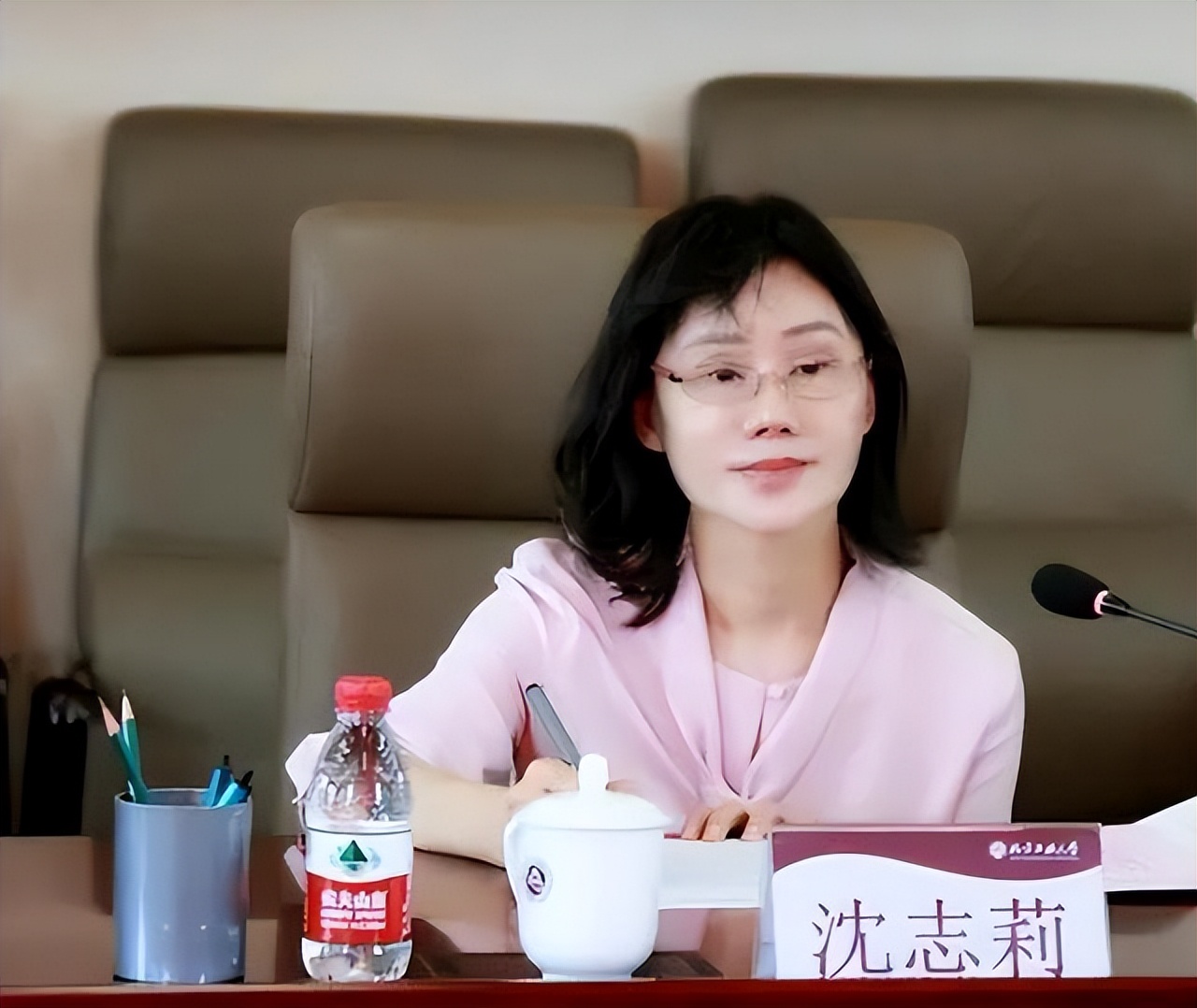 In order to become beautiful, the headmistress is obsessed with ...