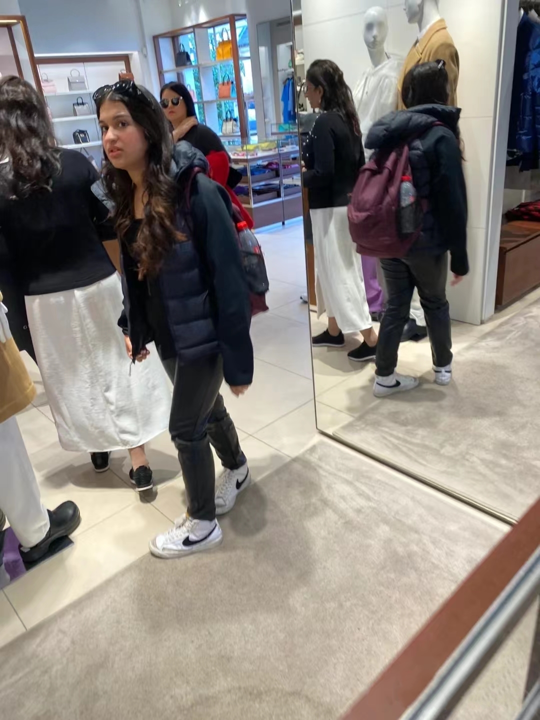 Li Xiang's daughter was met by chance while she was shopping. She wore ...