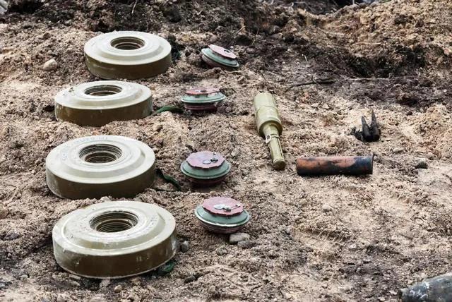 Moving forward in the valley of mines: 3 to 5 mines are densely covered ...