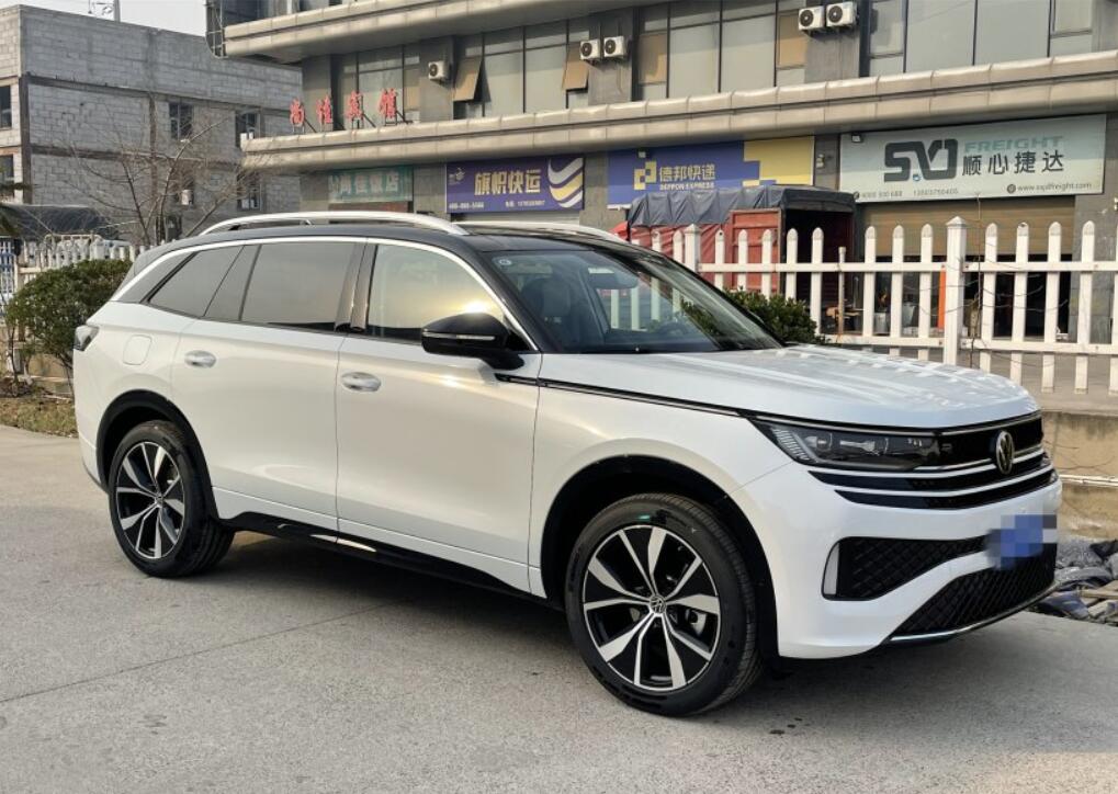 Application of two-color car paint on the side of the car - iNEWS