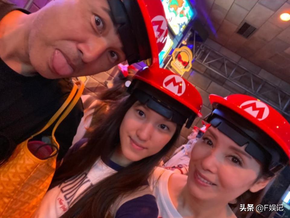 Lin Wenlong's family of three dressed in the same style to participate ...