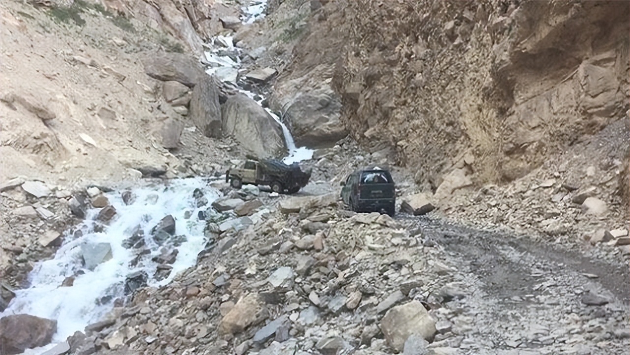 India bought American guns and assembled light truck guns, named Garuda ...