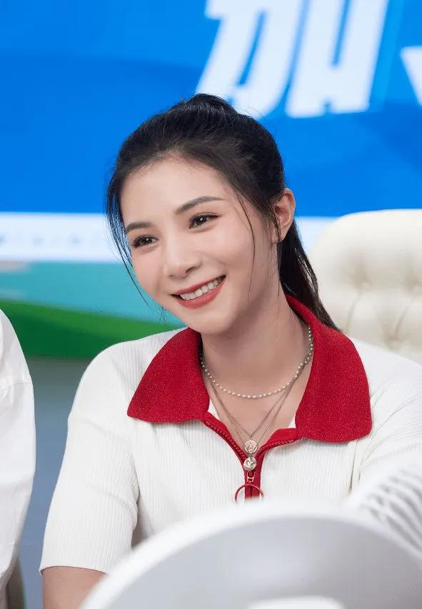 He Zi, with a curvy figure and attractive curves - iNEWS