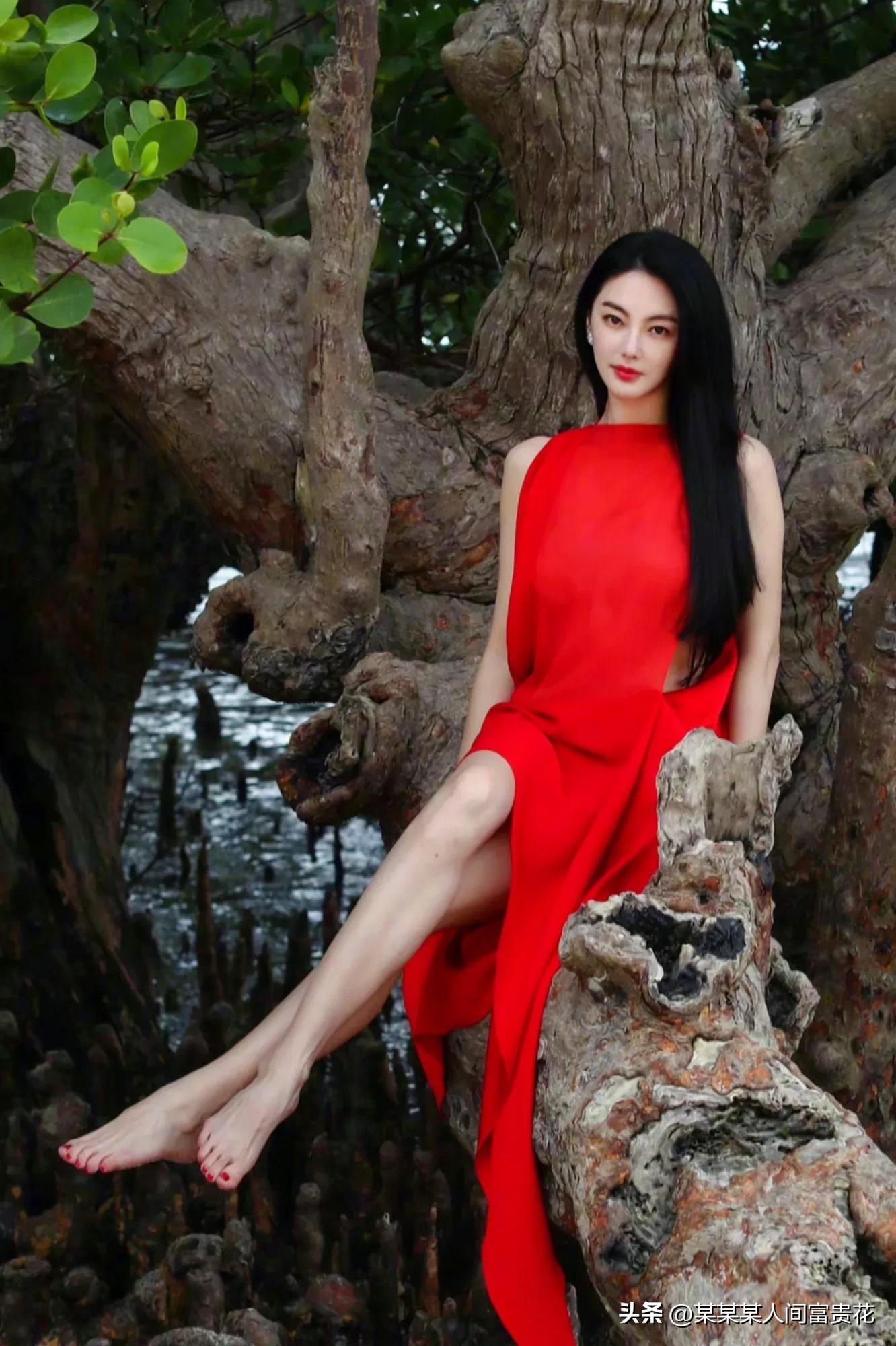 Zhang Yuqi's red dress and bare feet are so beautiful - iMedia
