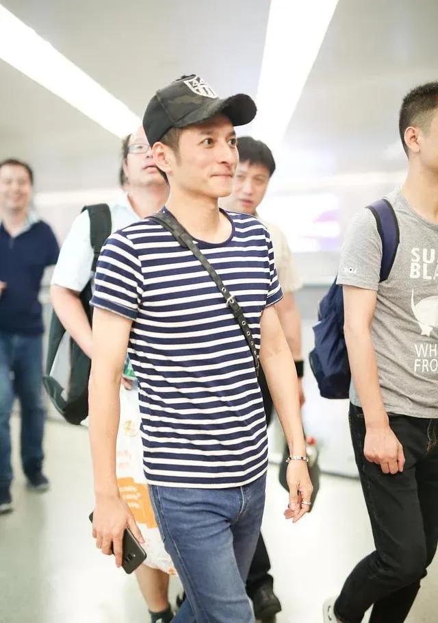 Du Haitao took a group photo with fans. Netizens commented on Du Haitao ...