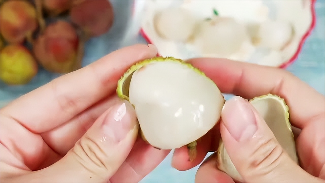 It turns out that this is the correct way to peel lychees, no dirty ...