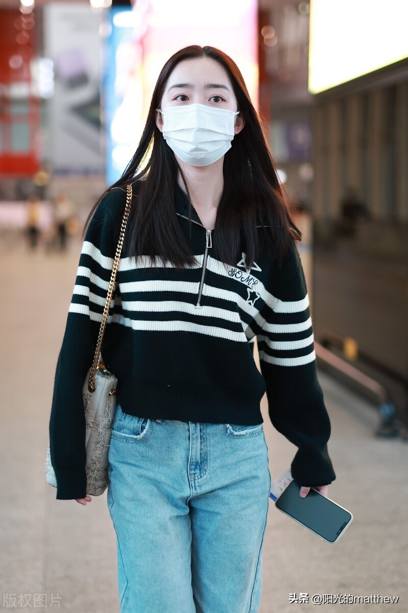 Deng Enxi knitted top and jeans appeared at the airport with long hair and shawl - iNEWS