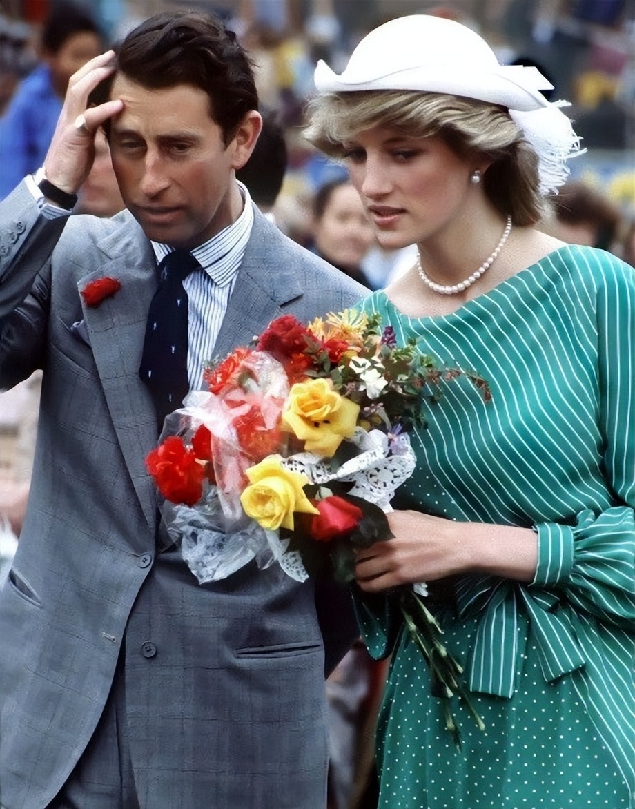The hands of 3 men in the British royal family: Charles has fingers ...