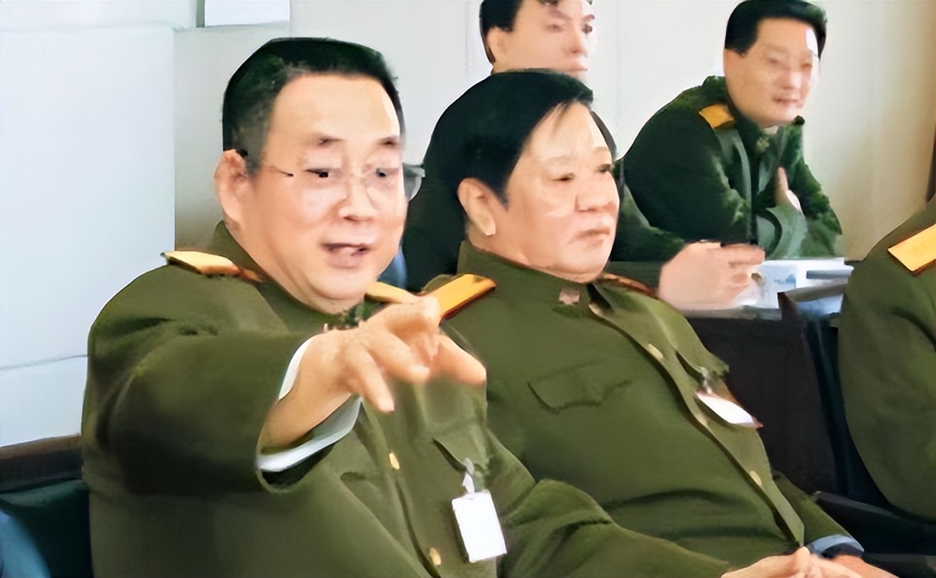 In 1981, during Deng Gong's military parade, he pointed to a division ...