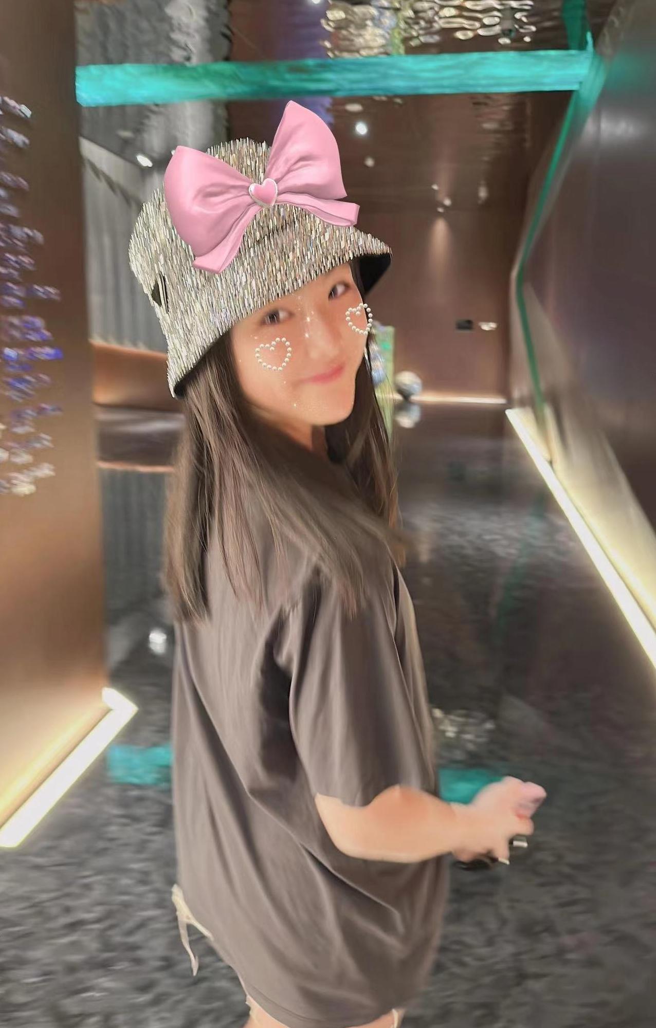 Li Xiang's 13-year-old daughter returns to China for vacation! The body ...