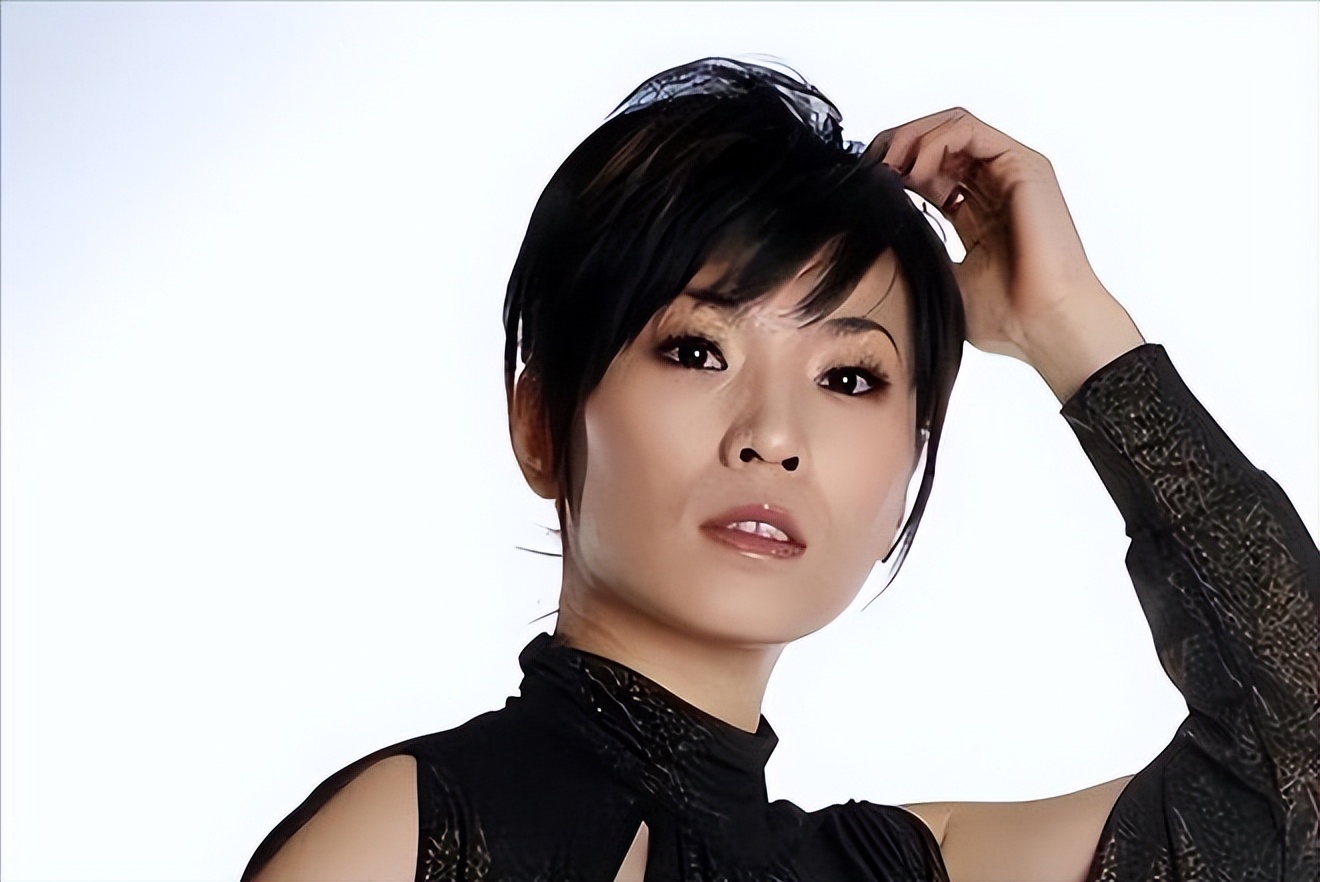 Healing singer Ah Sang: She lived under the fence since she was a child ...