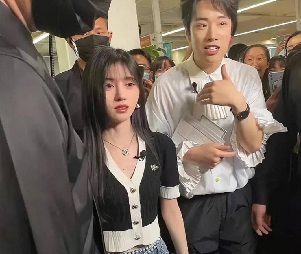 The surface is beautiful like a fairy, but in fact it is dark and thin ...