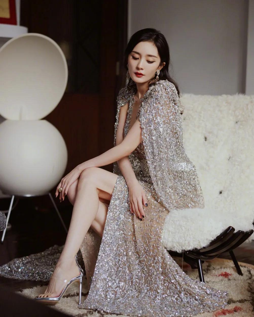 Yang Mi's beautiful feet and long legs smiled openly - iNEWS