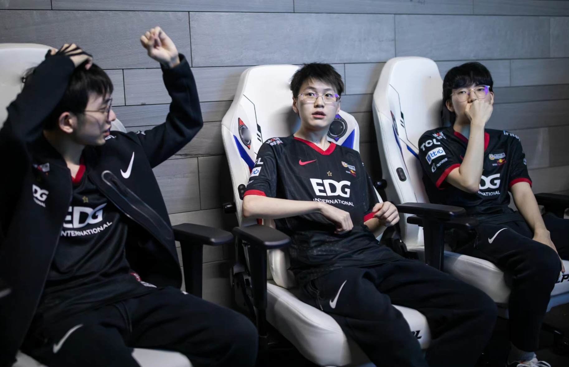EDG beats RNG 3-1, wins in the middle and AD position, Beifeng: Scout is better than Xiaohu - iNEWS