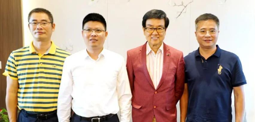 Hong Kong star Wong Pak Ming and his family return to his hometown in ...