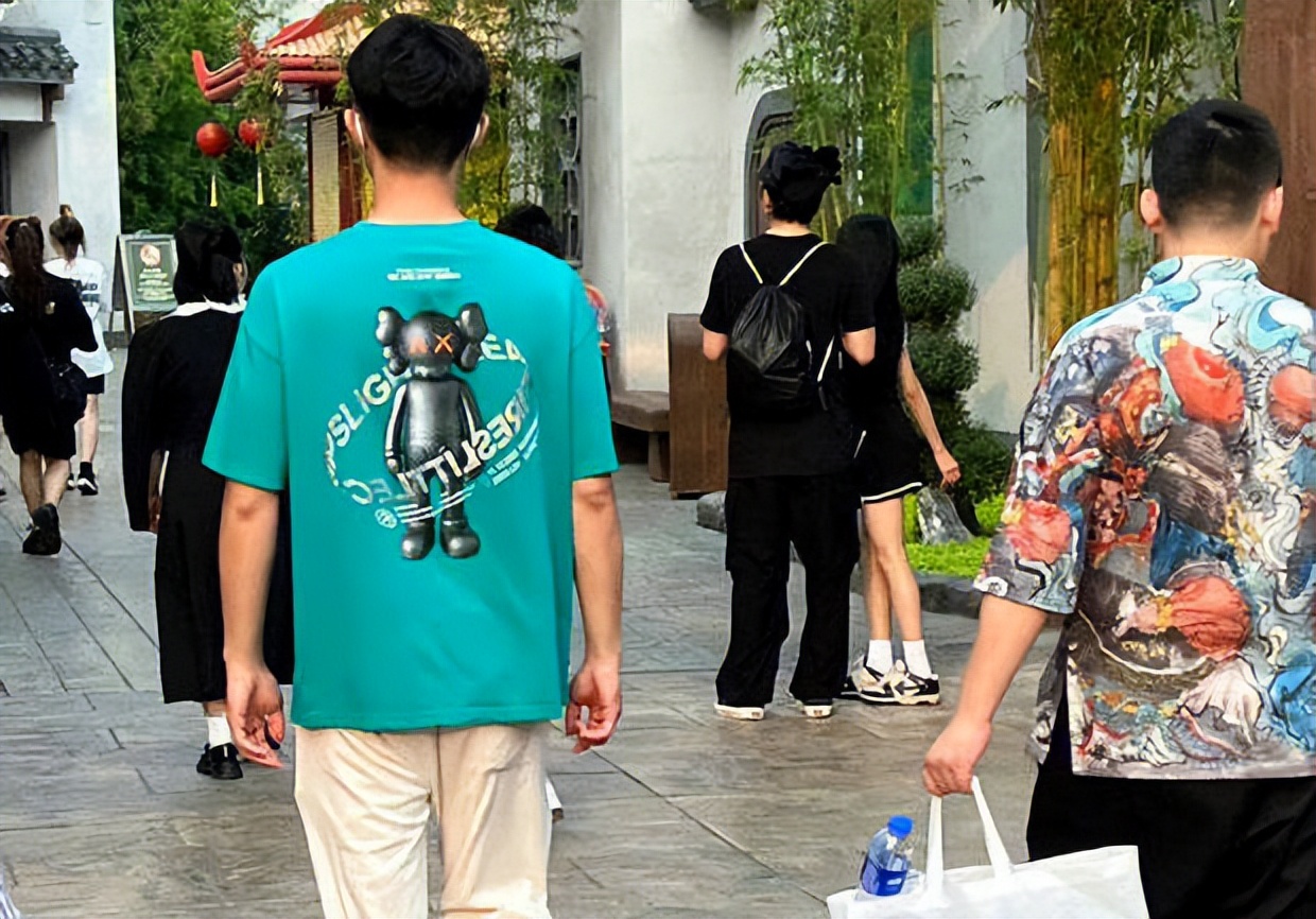 Darren Wang and Zhuoyi Cai travel together in Universal Studios, the ...