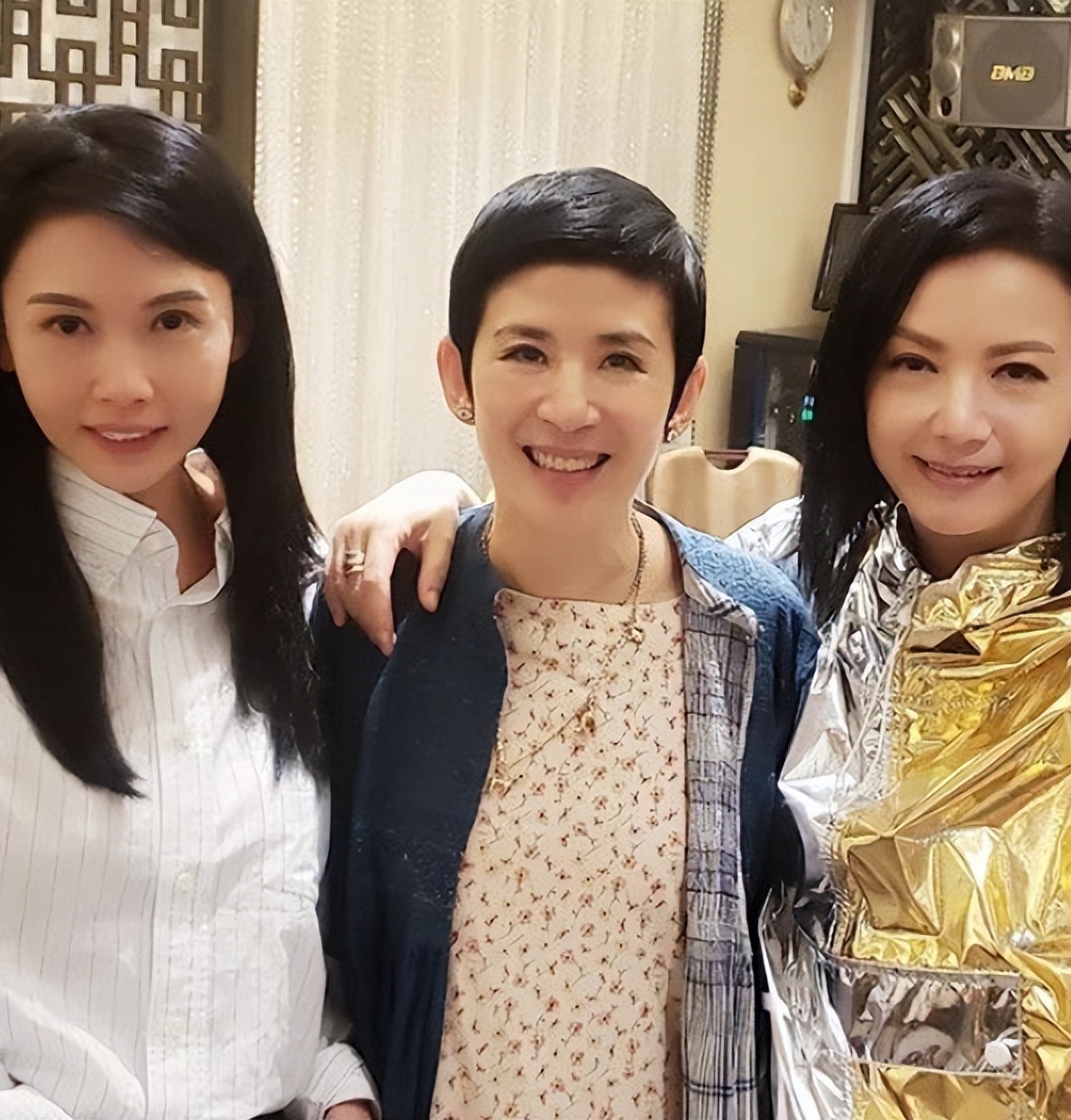 Wu Junru took a photo with her goddaughter Shen Yue. The 57-year-old's ...