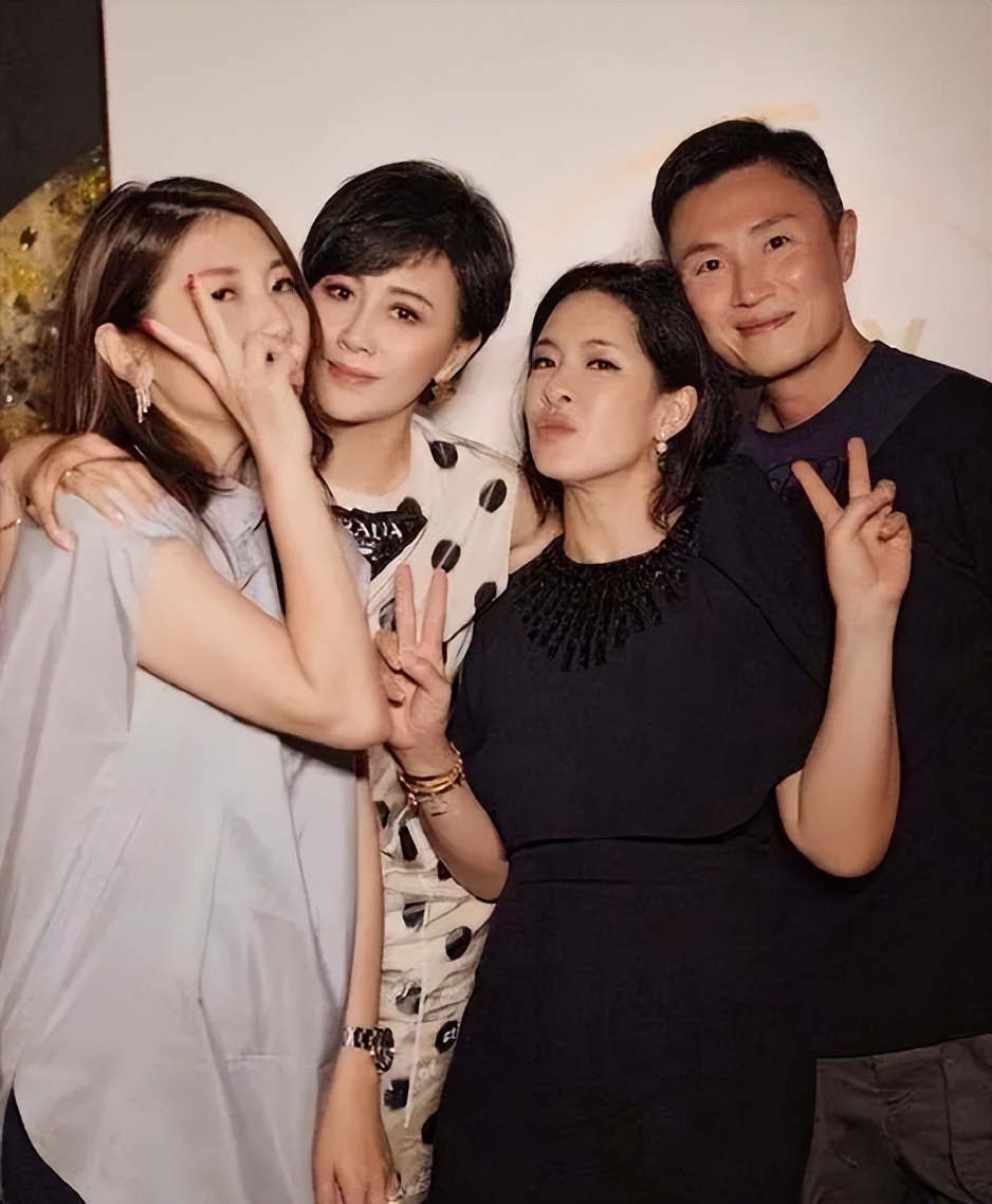 Zhang Aijia is in the same frame as Carina Lau, one is wrinkled and ...