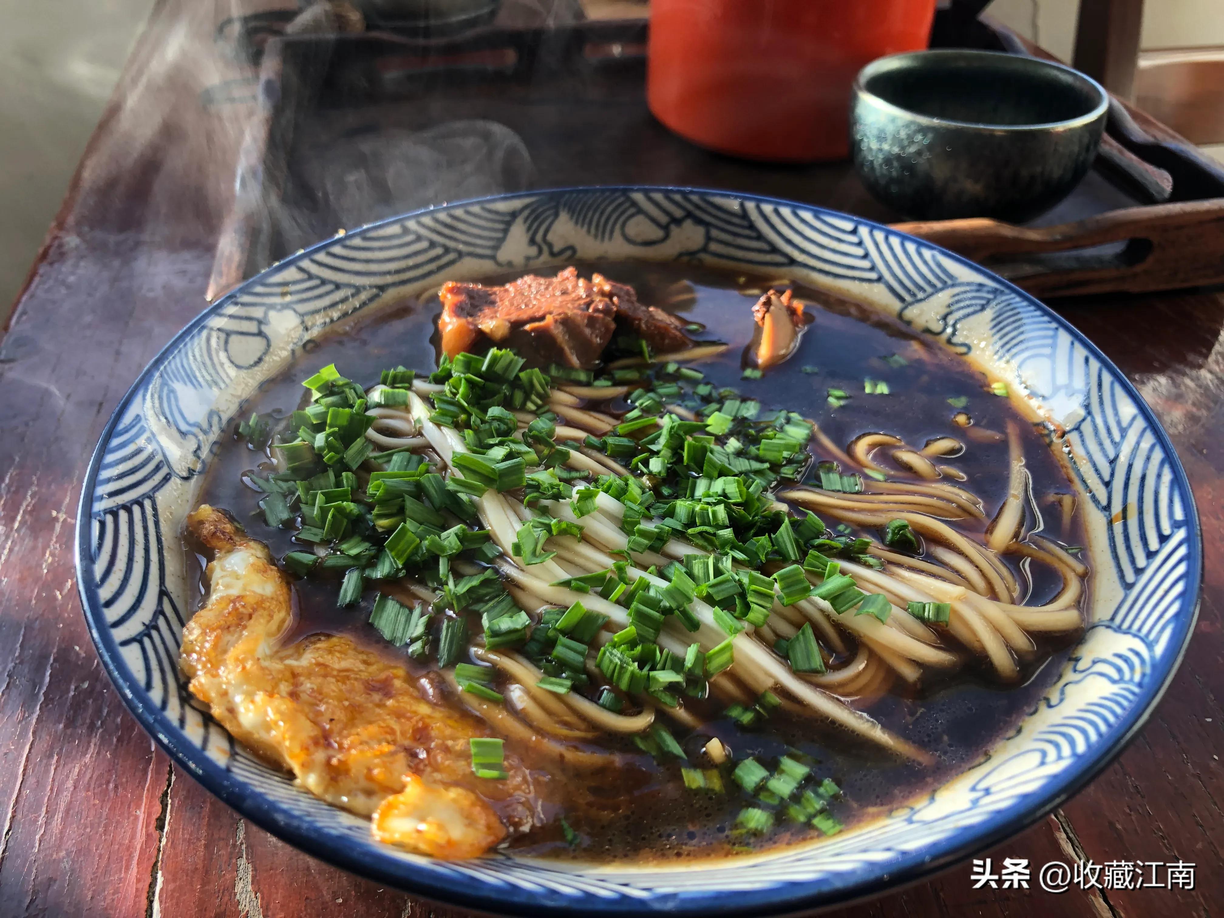 Suzhou people's lunch, a bowl of braised mutton noodles, a simple taste ...
