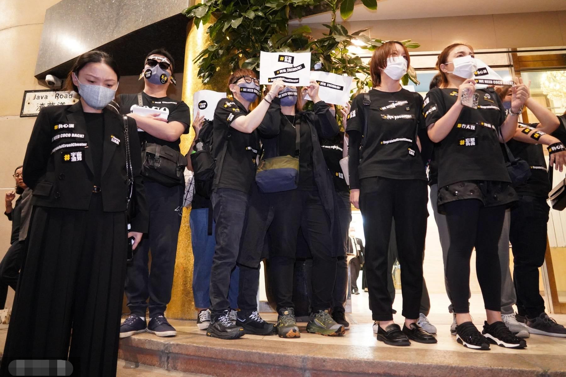 Fans of Coco Lee's funeral are out of control! Raised a sign to ...