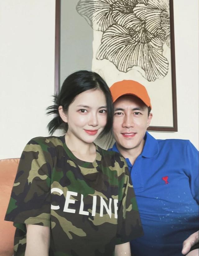 Du Chun took his wife on the show, and Wang Can wore a diamond ring and ...