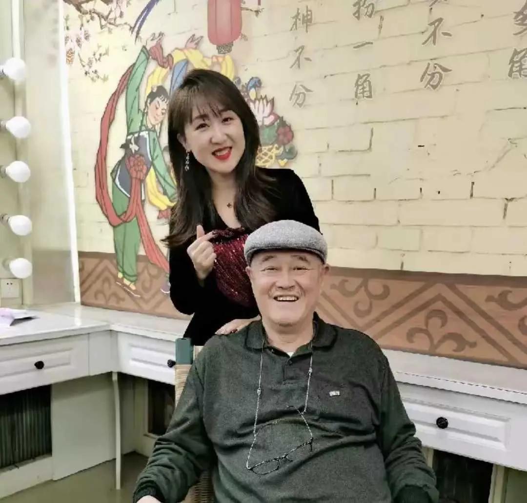 Zhao Benshan took a close photo with his female apprentice, holding ...