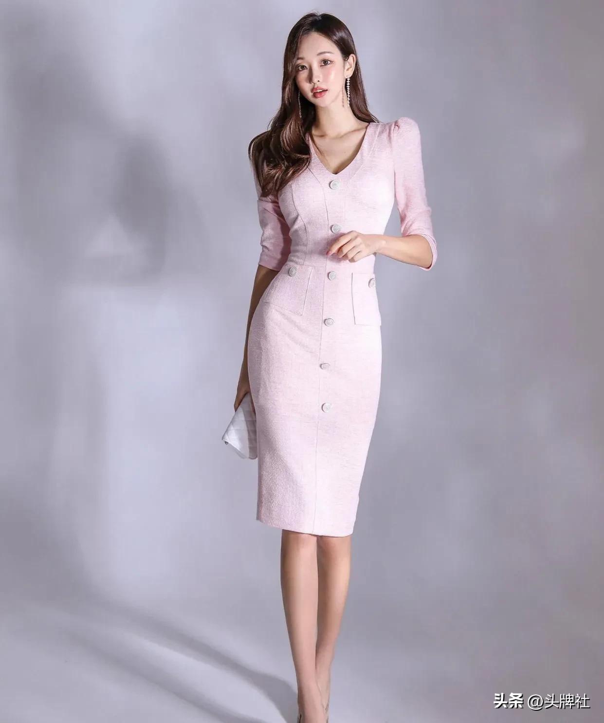 Korean supermodel Park Do-hyun wears a pink V-neck wrap hip skirt ...