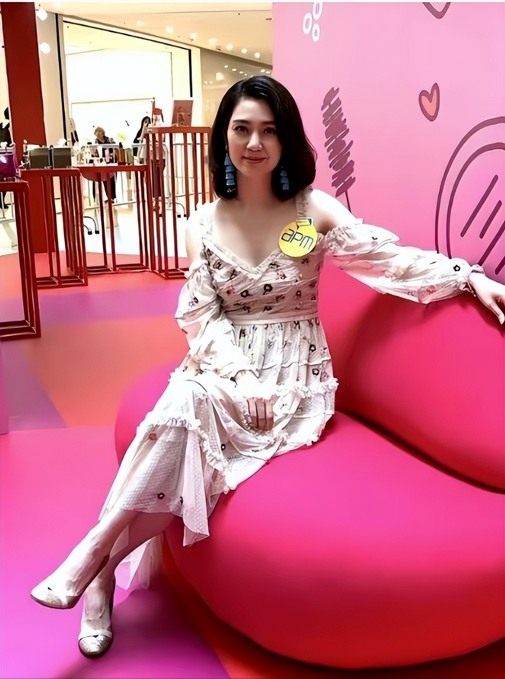 Hong Xin is so beautiful in a pink off-the-shoulder dress, Zhang ...