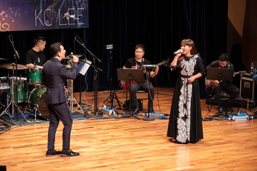 The night before last, Li Guoxiang and his friends sang "I'm Still in ...