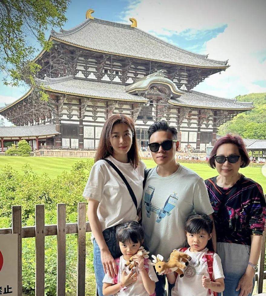 Well-known models post family travel photos! The 5-year-old twin ...