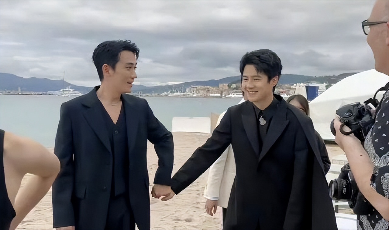 What happened to Zhu Yilong and Liu Haoran holding hands at the beach ...
