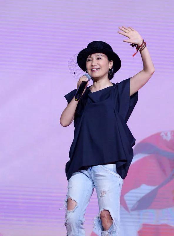 A 50-year-old female singer wears a navel-baring dress to shoot videos ...