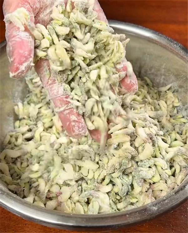 It is wrong to use only flour for steaming locust flower. Add 1 more ...