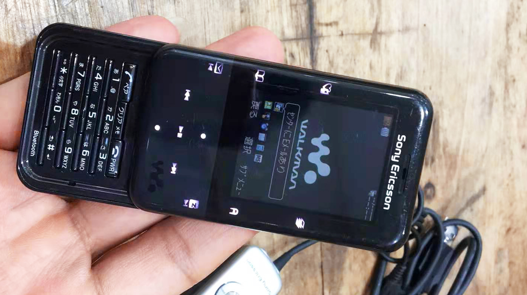 All-glass fit without buttons design, this Japanese-style slider music ...