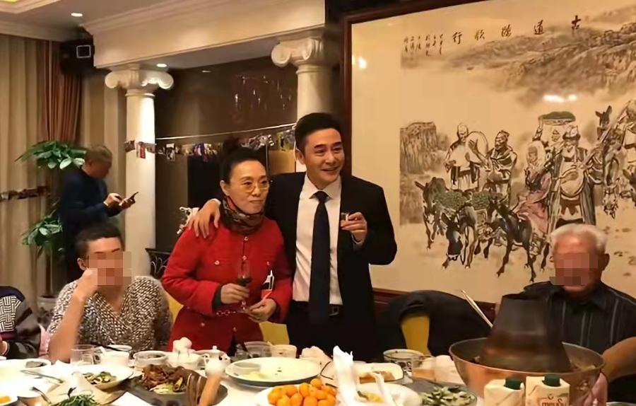 60-year-old Wu Qiong and her 15-year-old husband have a big banquet!For ...