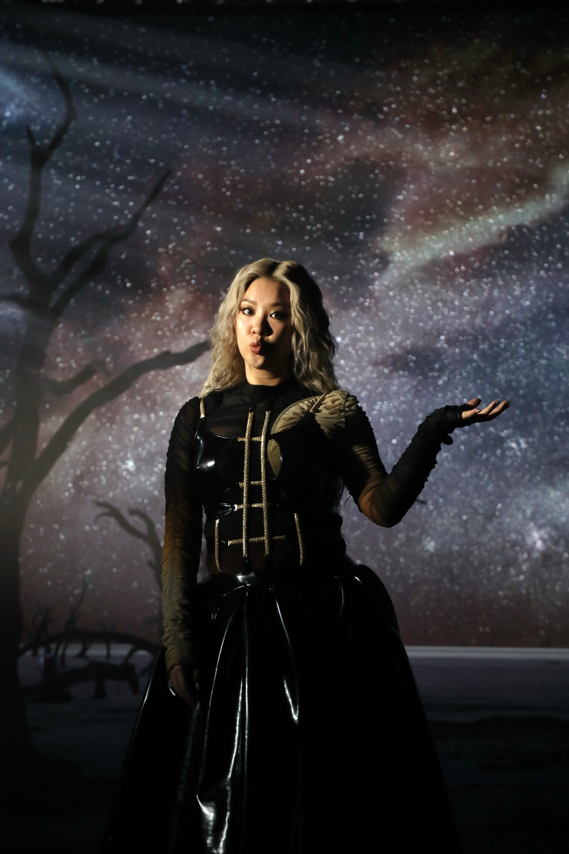 Zheng Xinyi's new song MV has a lot of people and ten female dancers to take a noble route? - iNEWS