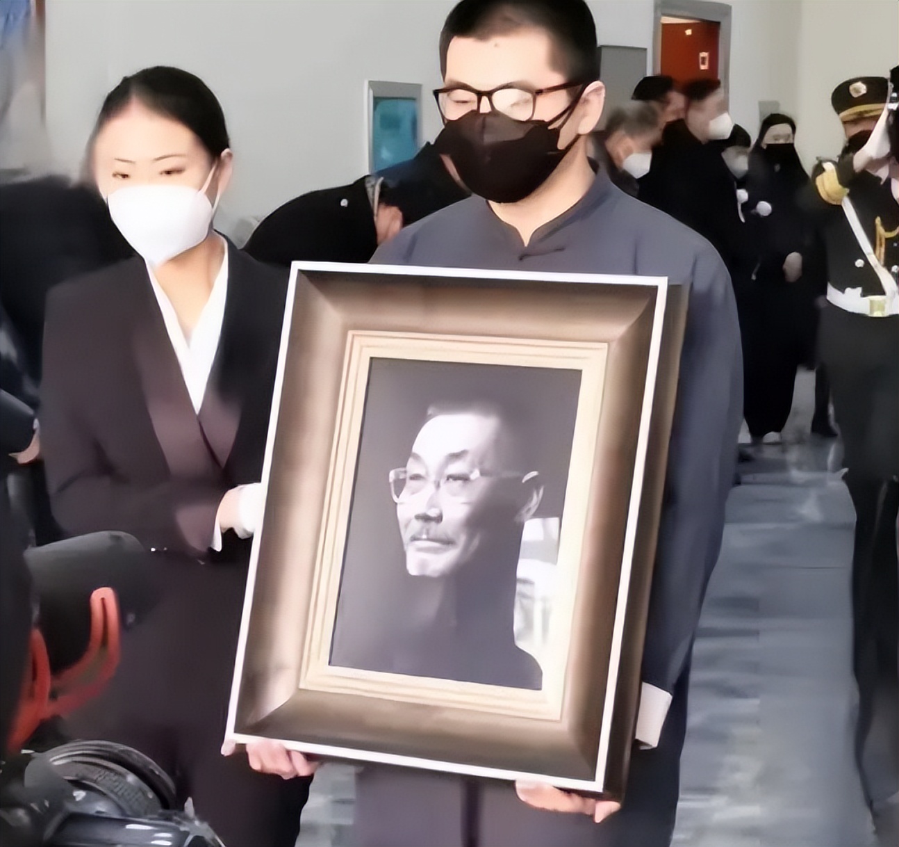 grief!He Ping's Memorial Service: Soldiers Carrying the Coffin of the ...