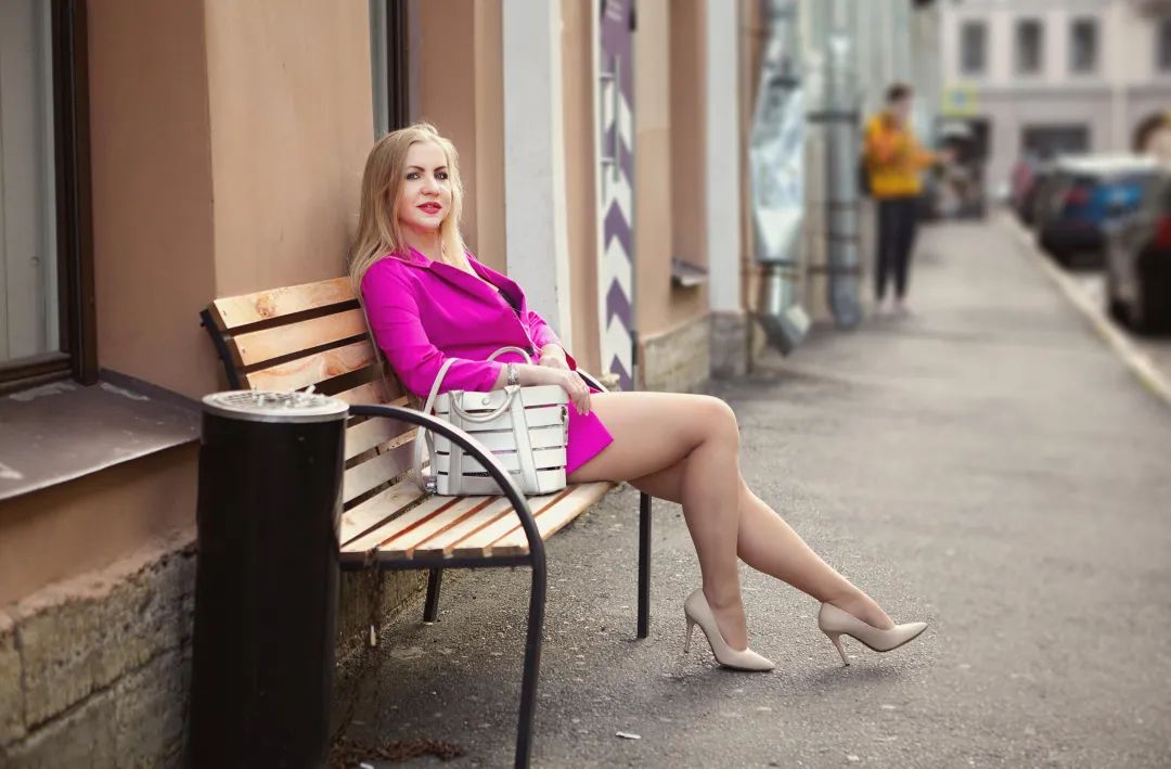 "High Heels"A weapon for women in the workplace: use high heels to lead ...