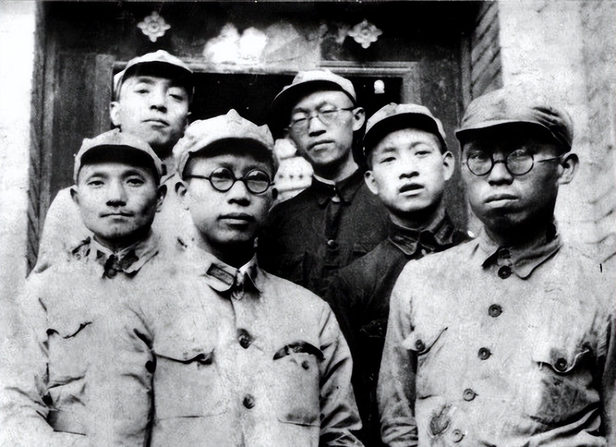 Huang Kecheng led the 3rd Division of the New Fourth Army into the ...