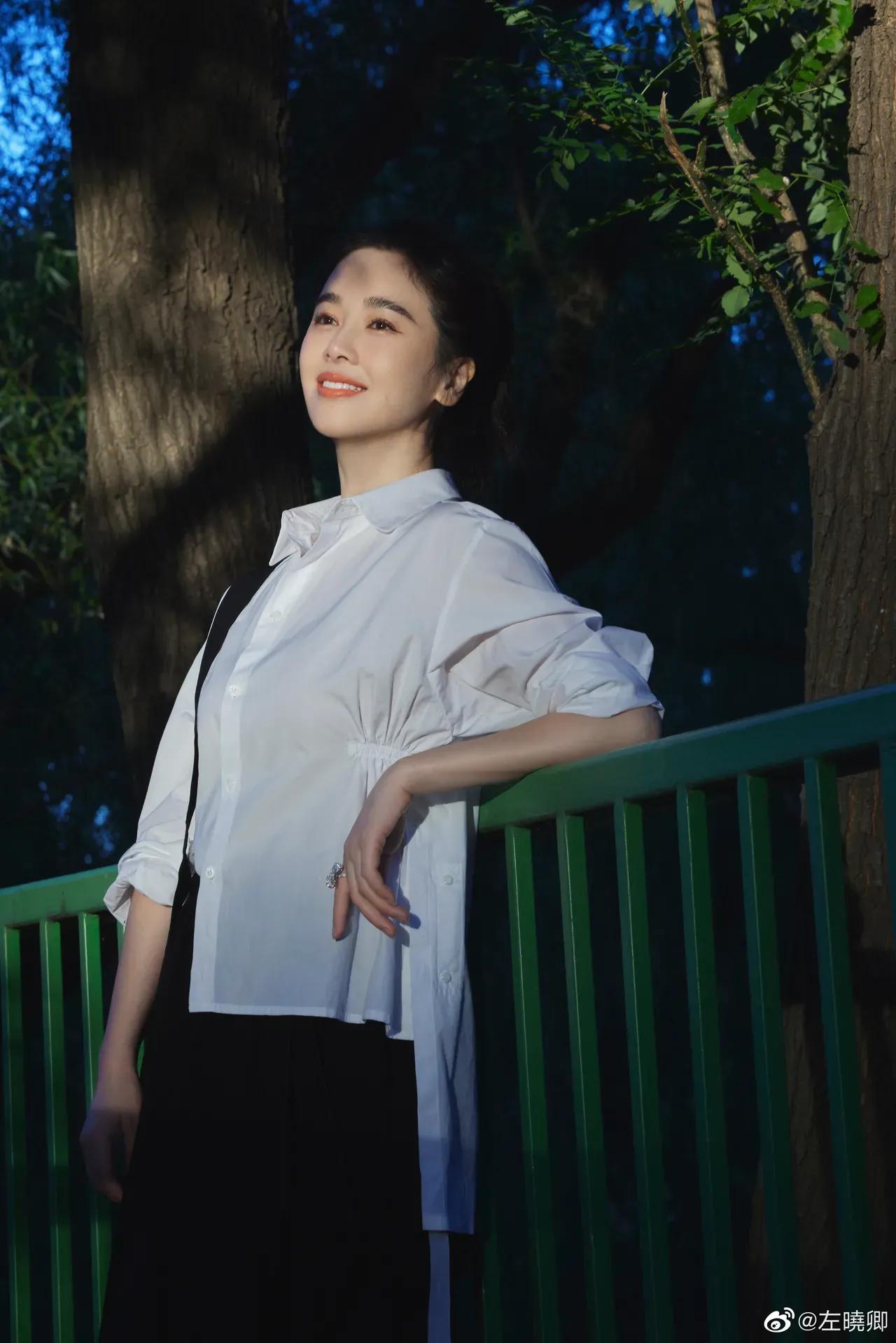 Zuo Xiaoqing is still a great beauty, showing up at the Mid-Autumn ...
