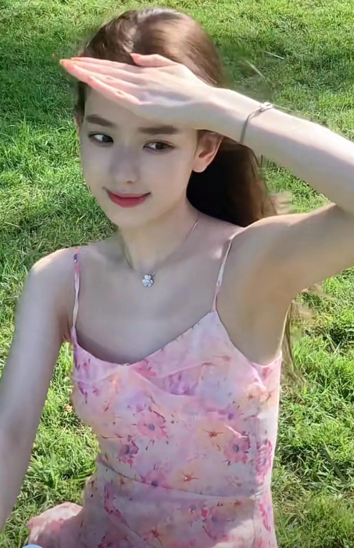 Sun Yining's recent photos have changed, and his smile is different ...