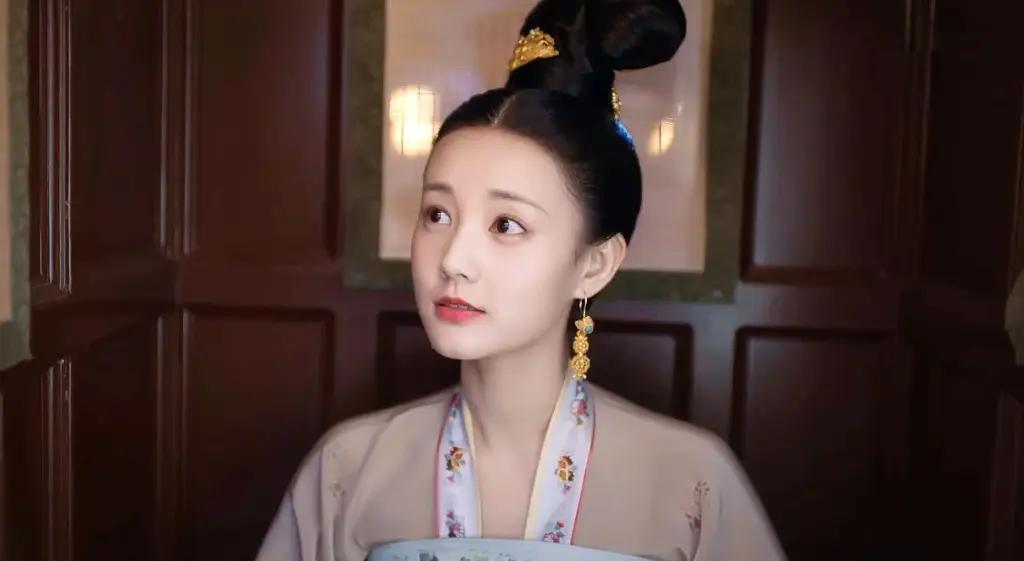 Unrecognizable? Li Yitong is smiling with his eyes, and Bai Lu is ...