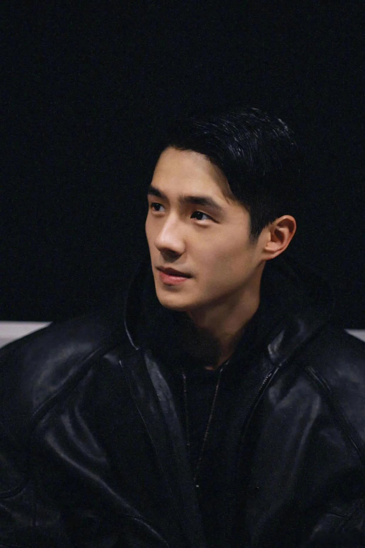 Liu Haoran's studio released the picture, Cool Brother's all-black look ...