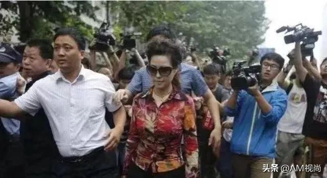 After Li Tianyi was released from prison, he posted a family portrait ...