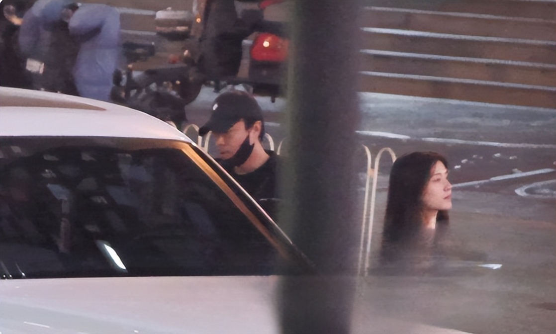 44-year-old Chen Sicheng took his 21-year-old girlfriend on a date! Hugging and intimacy all the ...