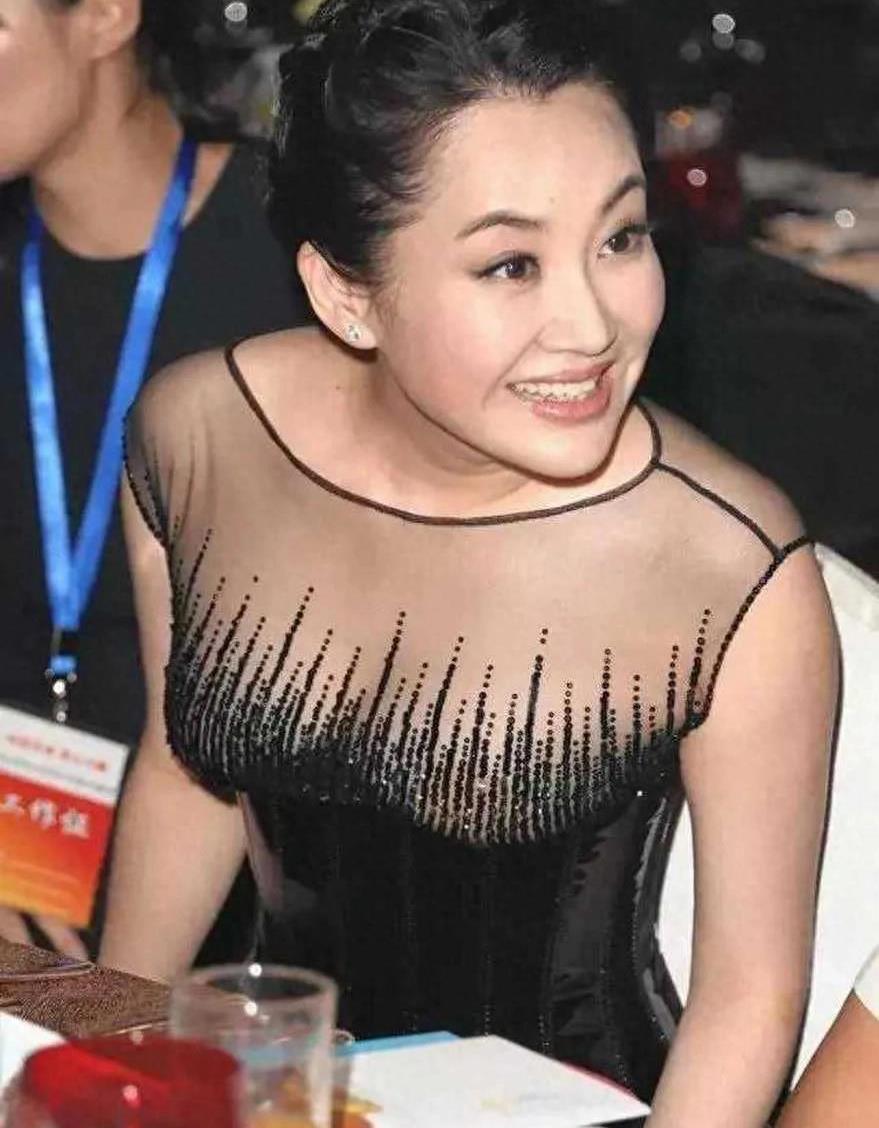 Xu Qing is a middle-aged actress with a good figure. She has a curvy front and back, and her ...