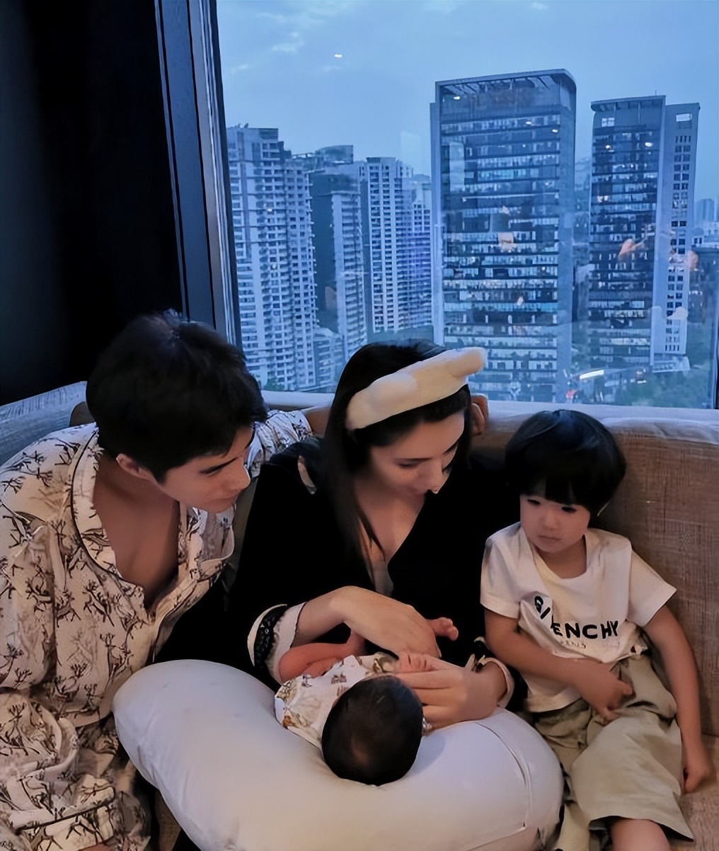 Jiang Chao, Medina, camping with her baby, 1-year-old Emily has deep ...