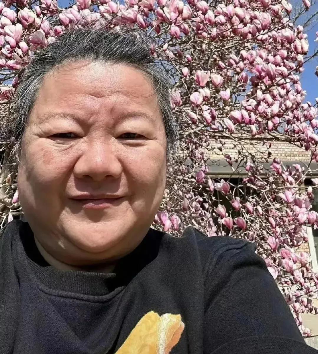 After publishing the ugly photo of Gong Jun, Hong Huang made a public ...